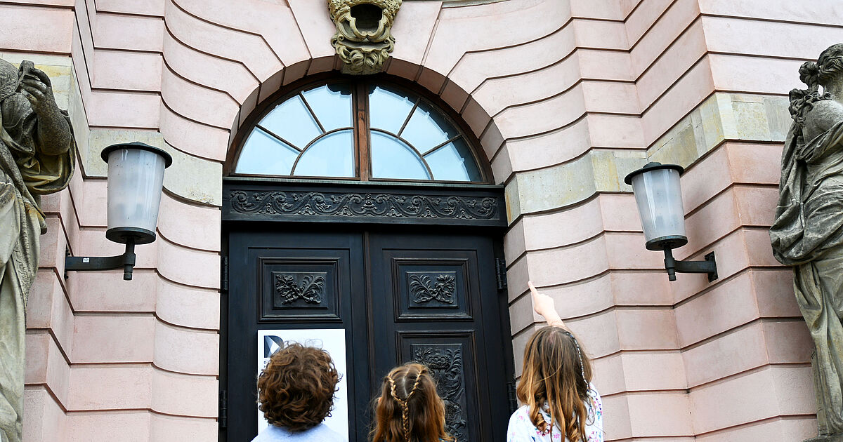 Von Drachen und Kronen: Mit dem Fernglas rund ums Zeughaus - Deutsches ...
