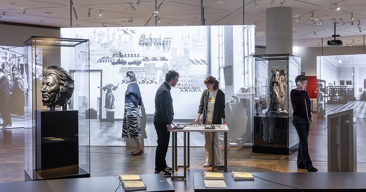 Guided tour in Polish with the exhibition team through the exhibition ...