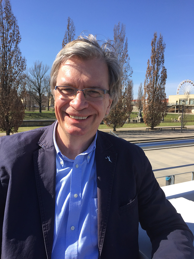 1,200 signatures and a light wheeled tank behind the GDR Embassy – DHM ...