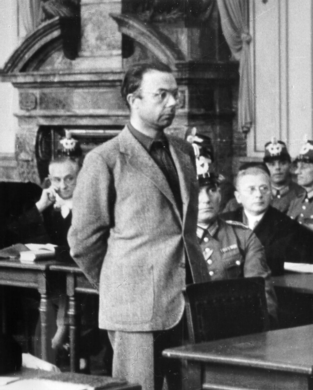 Verräter vor dem volksgerichtshof 1944, Roland Freisler: Hitlers ...